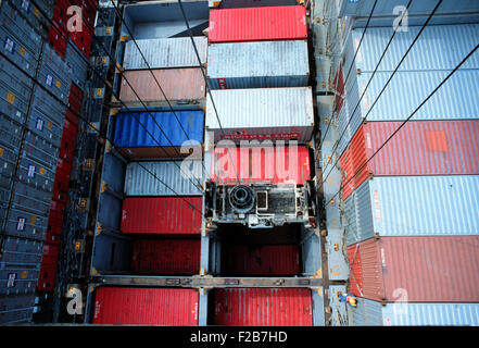 Containerschiff wird durch einen Schlepper positioniert Stockfotografie ...