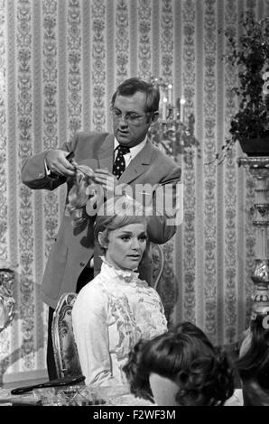 Friseurmeister Dieter Haak Gestaltet Eine Damenfrisur, 1960er Jahre ...