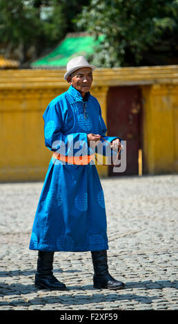 Mongolische Mann in traditionelle Deel Kleidung gibt ein Interview, ein ...