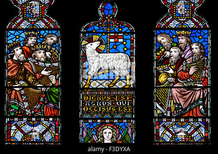 Agnus Dei. Glasmalerei eines Lammes hält eine christliche Banner ...