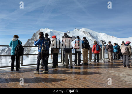 Touristen auf eine Aussichtsplattform, Aiguille du Midi, Mont-Blanc-Massiv, Chamonix ...