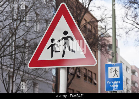 Schild Verkehr Verkehrsschild Schule Ferien großgeschrieben Rufzeichen ...