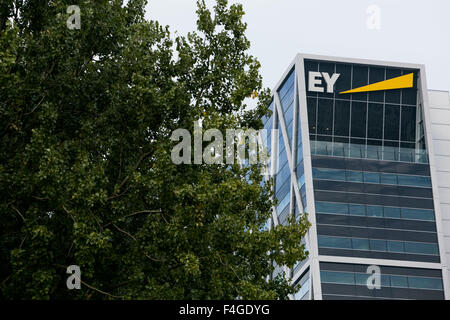 Amsterdam Ernst & Young Bürogebäude Kreuz Türme von Norman Foster. Auf ...