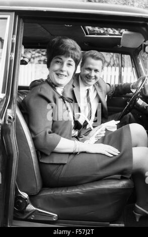 Fahrer Otto Maurer und deutsche Schlagersängerin Renee Franke ...