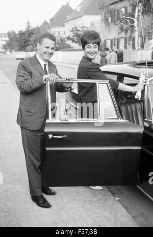 Fahrer Otto Maurer und deutsche Schlagersängerin Renee Franke ...