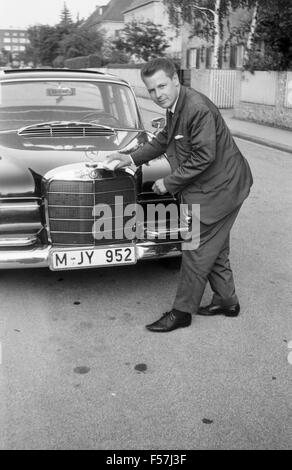 Fahrer Otto Maurer und deutsche Schlagersängerin Renee Franke ...