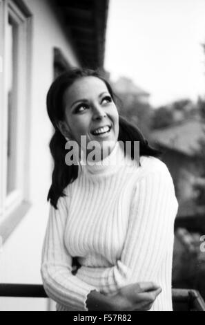 Die deutsche Sängerin Friedel Frank mit dem Max Joseph Platz in München ...