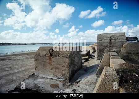 Mulberry Harbour Ankerblöcke aus dem zweiten Weltkrieg als Caissons, am Strand von Hayling ...