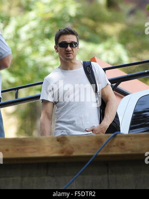 Schauspieler Jeremy Renner checkt den Fortschritt von seinem neuen ...