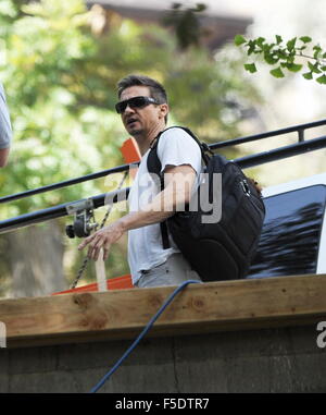 Schauspieler Jeremy Renner checkt den Fortschritt von seinem neuen ...