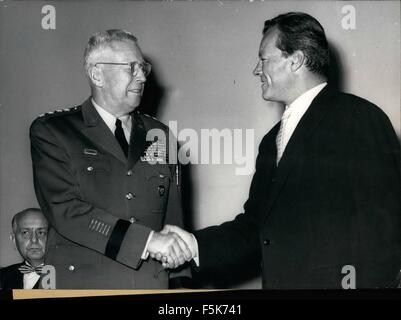 General Bruce C Clarke, Oberbefehlshaber der US-Armee in Europa am ...