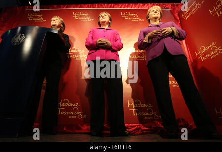 Bundeskanzlerin Angela Merkel Wachsfigur trägt ein Dirndl ...