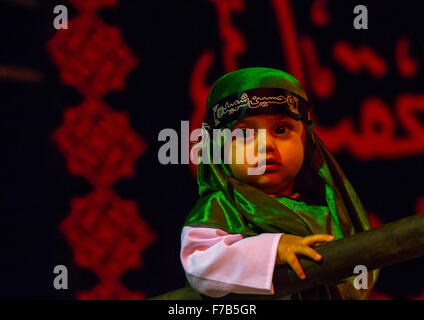 Iranischen schiitischen muslimische Junge mit den grünen Augen während ...