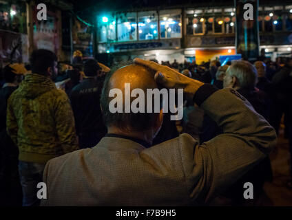 Iranische Schiiten muslimische Männer schlagen sich mit Ketten vor ...
