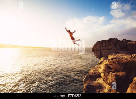 Klippen springen ins Meer bei Sonnenuntergang, Outdoor-Adventure ...