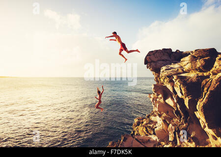 Klippen springen ins Meer bei Sonnenuntergang, Outdoor-Adventure ...