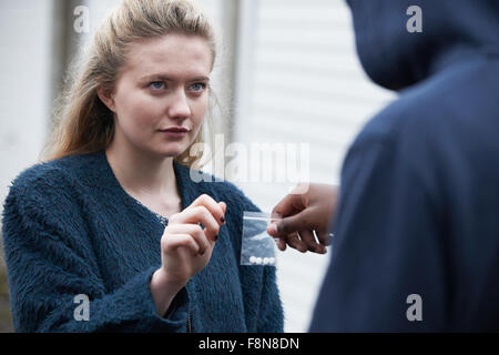 Teenager-Mädchen kaufen Drogen auf der Straße Stockfotografie - Alamy