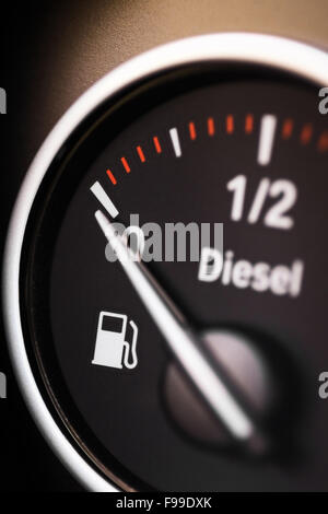 Auto Fahrzeug Tankanzeige zeigt fast drei Viertel voll Stockfoto, Bild ...