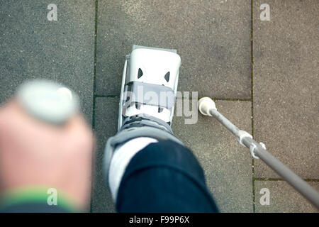 Nahaufnahme der Frau zu Fuß mit Gips und Krücken Stockfoto, Bild ...