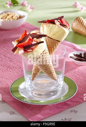 EINE ERDBEERE CORNETTO Stockfotografie - Alamy