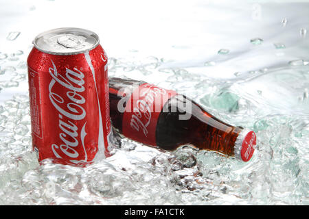 Cola Flasche Spritzen in kaltem Wasser Stockfoto, Bild: 52528063 - Alamy