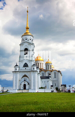Die Mariä-entschlafens-Kathedrale (uspensky oder uspenskiy Sobor) in Omsk ist eine der größten ...