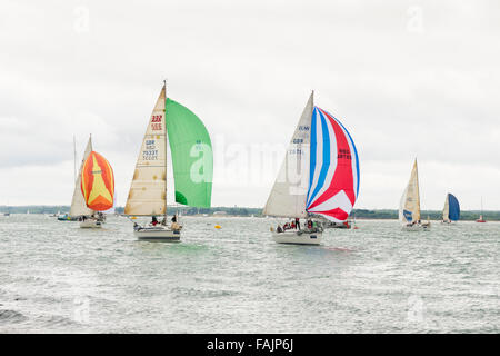 Segelboote treten bei Sonnenuntergang in einer Segelregatta an, Rennen ...