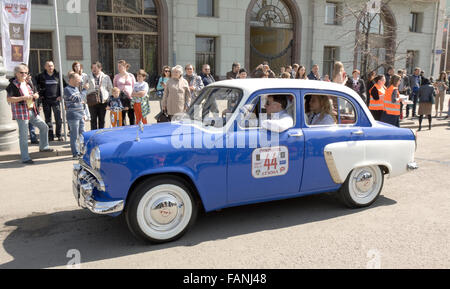 Moskau - 27. April 2014: Russische Retro-Auto Wolga GAZ auf Rallye von ...