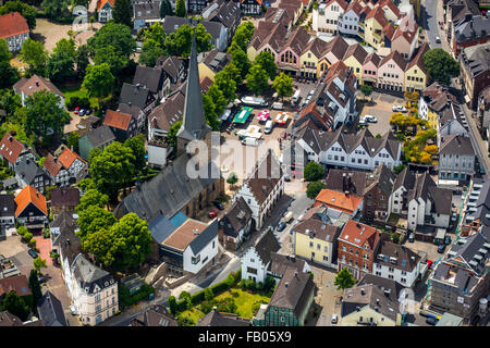 Mit Blick auf die Stadt Schwerte mit Marktplatz und St.Viktor Kirche ...