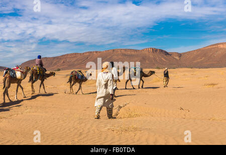 Kamel-Karawane durch die Wüste gehen Stockfotografie - Alamy