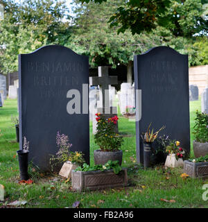 Gräber von Benjamin Britten und Peter Pears. Kirche des Heiligen Petrus ...