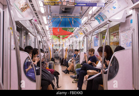 Tokyo Japan Massen u-Bahn-Wagen mit einheimischen gonna work in ...
