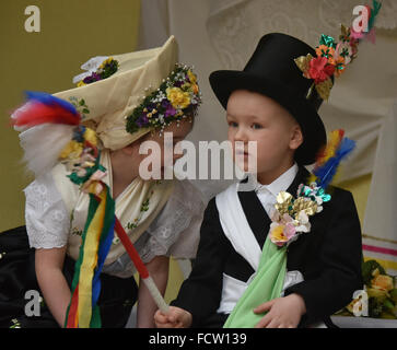 Cottbus, Deutschland. 25. Januar 2016. Luka (C) heiratet Anna (2 L ...