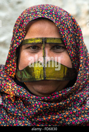 Bandari Frau trägt einen traditionellen gold Maske genannt die Burka ...