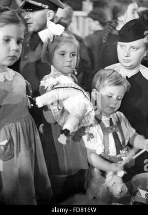 Magda Goebbels mit ihren Kindern Helga, Hilde und Helmut, 1937 ...