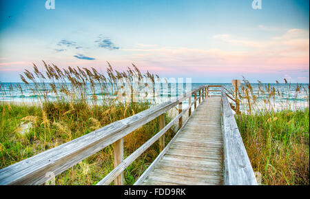 Zugang zum öffentlichen Strand auf Kure Beach in North Carolina ...
