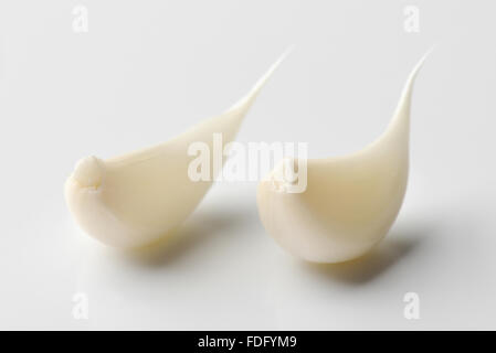Geschälte Knoblauchzehe auf das Messer Stockfoto, Bild: 169260429 - Alamy