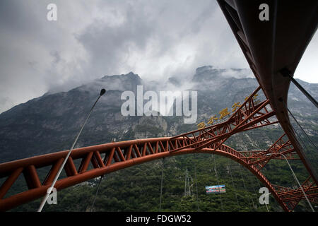Leshan, Sichuan Provinz, China---Brücke zum Dafo, der Giant Buddha in ...
