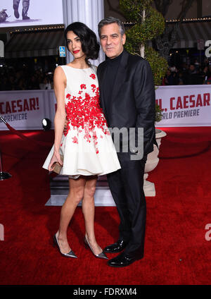 (L-R) Amal Clooney und George Clooney kommen beim 'Hail, Caesar!' an ...