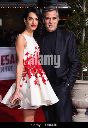 (L-R) Amal Clooney und George Clooney kommen beim 'Hail, Caesar!' an ...
