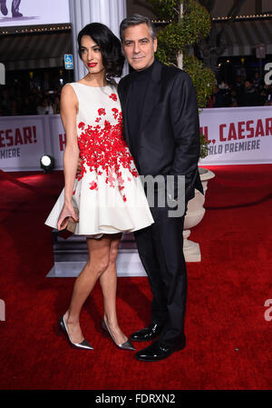 (L-R) Amal Clooney und George Clooney kommen beim 'Hail, Caesar!' an ...