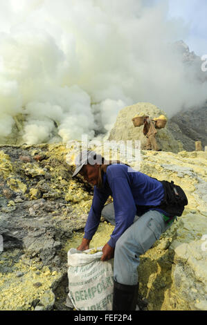 Menschen sammeln Schwefel aus dem Krater des Vulkans Ijen auf der Insel ...