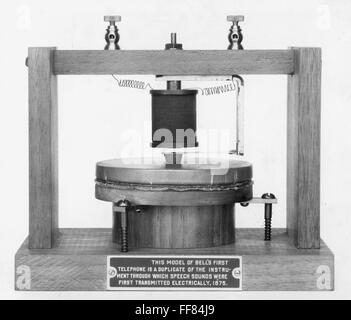 Alexander Graham Bell das erste Telefon (1875), ausgestellt auf die ...