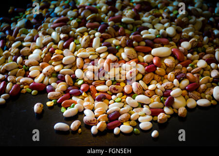 Ein riesiger Haufen gemischte getrocknete Bohnen aller Sorten bilden ...