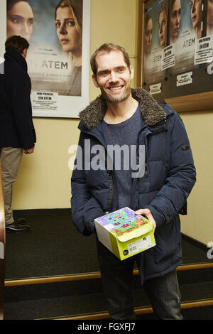 Die Besetzung von Ein Atem besucht die Premiere des Films Featuring ...