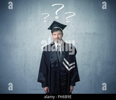 Graduate Jugendlicher mit Fragezeichen gezeichnet Stockfotografie - Alamy