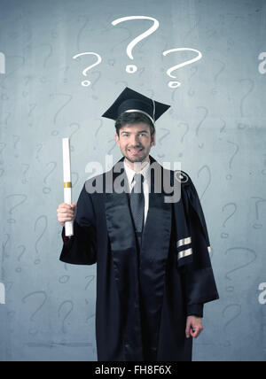 Glücklich graduate Teenager mit Hand gezeichnet Schule Symbole ...