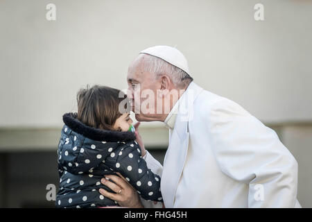 Papst Franziskus küsst ein Kind, als er am Mittwoch, den 31. Oktober ...