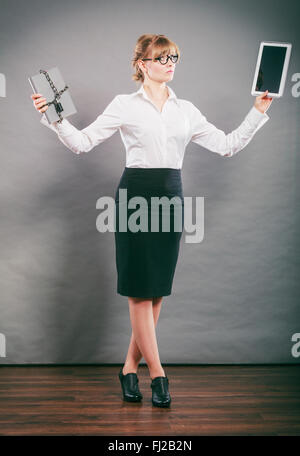 Geschäftsfrau holding Dokument und Tablet. Wahl zwischen digitalen und ...