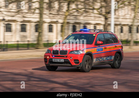 Rotes BMW Metropolitan Polizeiauto, das durch die City of London ...